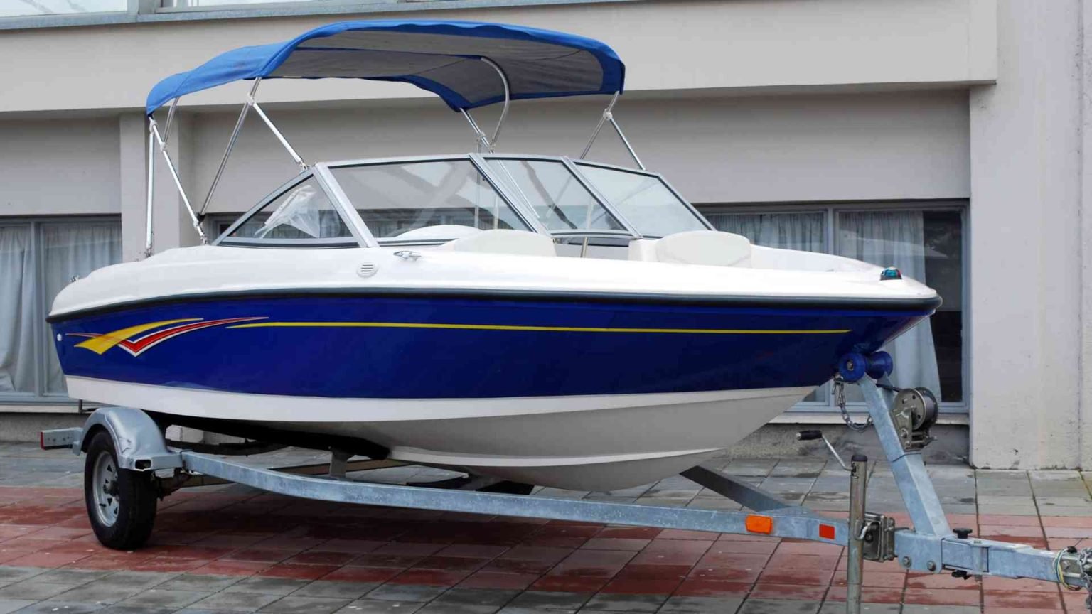 How Fast Are Speed Boats: Speed Boating Performance Guide