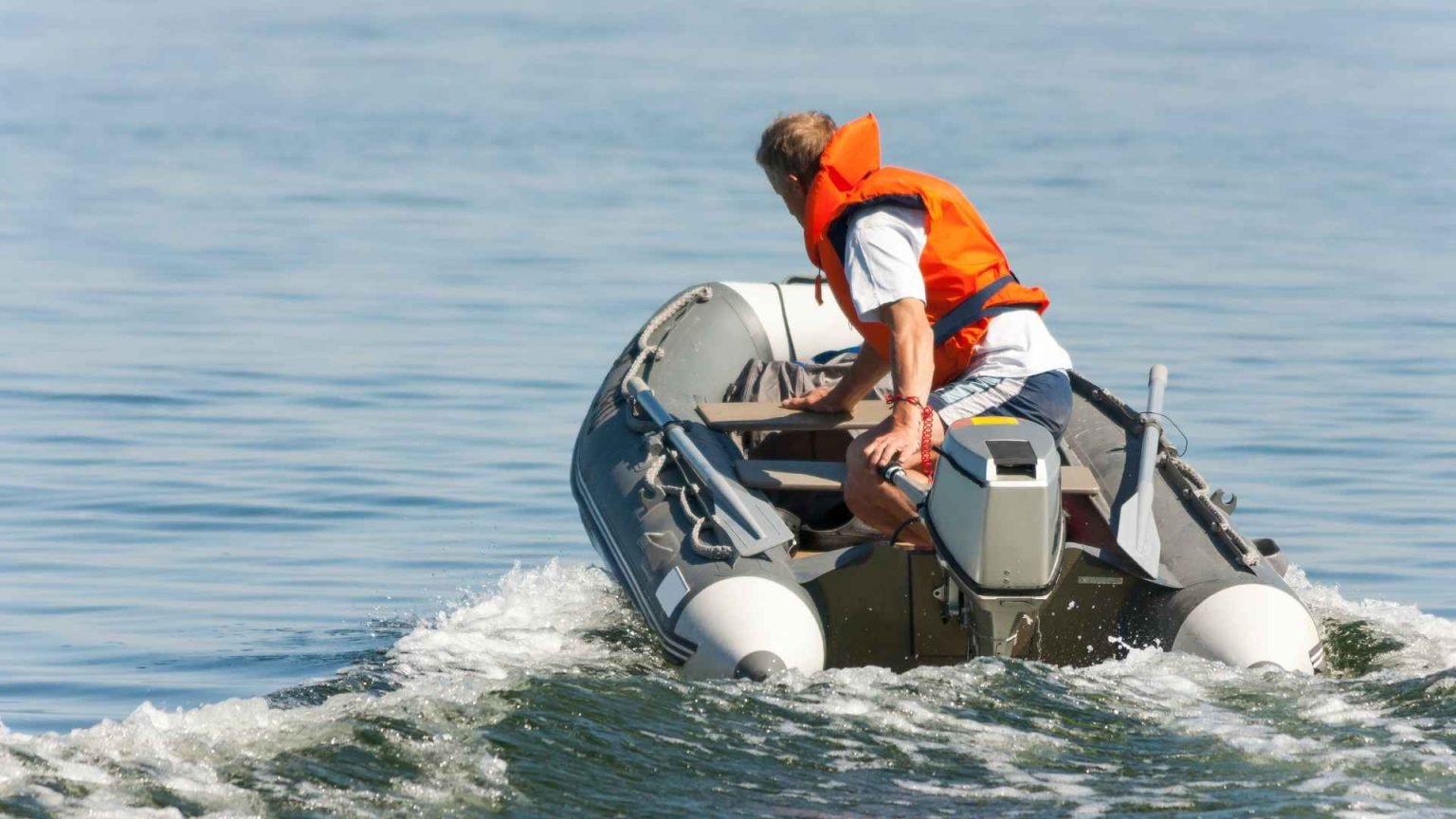 How to Drive a Boat: Step-By-Step Guide for Beginners