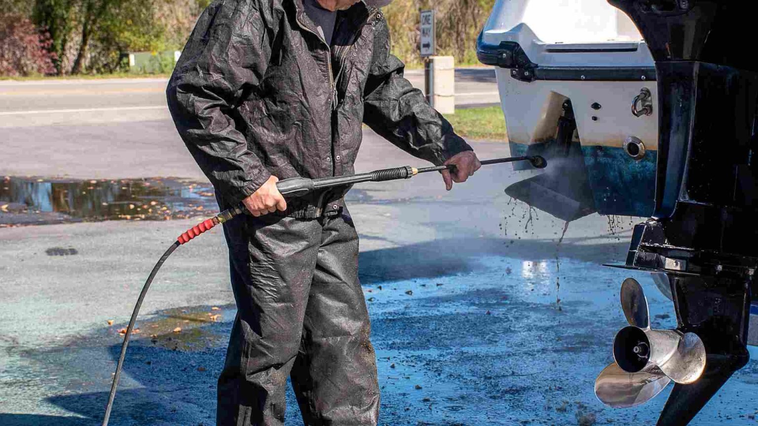8 Best Ways to Prevent and Remove Algae Growth on Boat Hulls