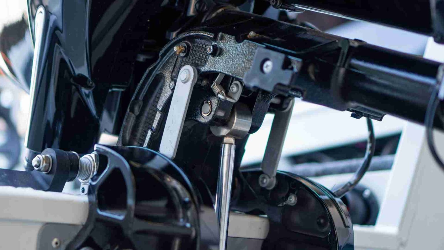 8 Differences Between Inboard and Outboard Boat Engines