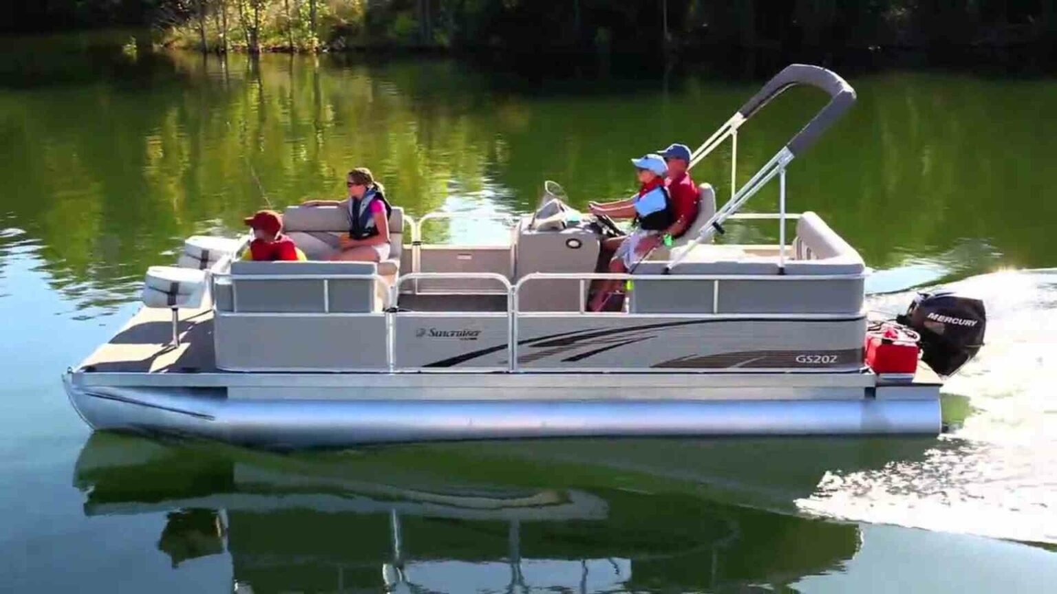 Suncruiser Pontoons: Relaxation and Recreation on the Water