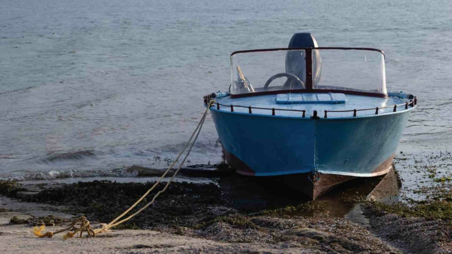 How to Beach a Boat: 10 Tips for Anchoring on a Sandbar