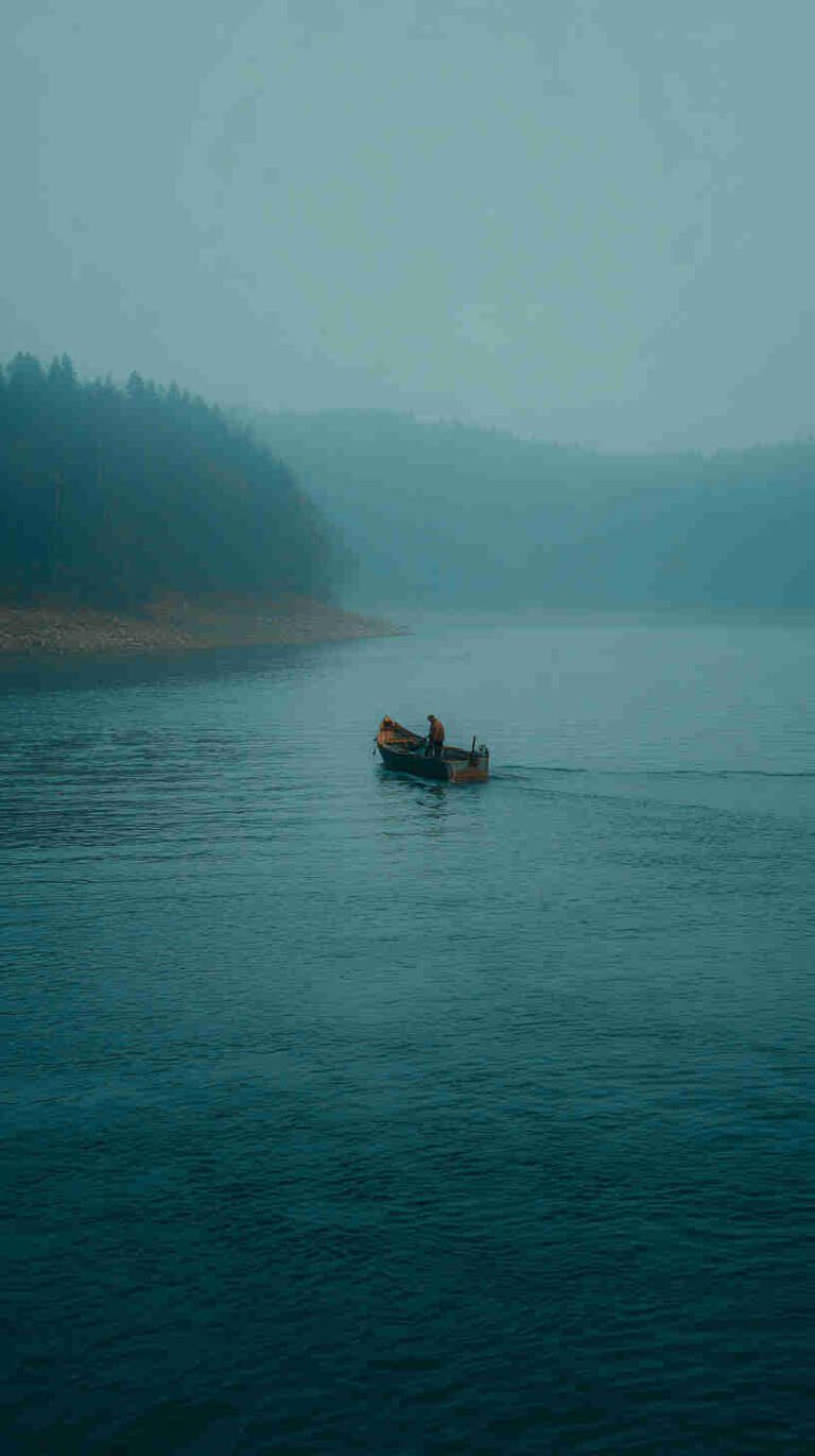 Boat on Lake Picture 4K HD Wallpapers